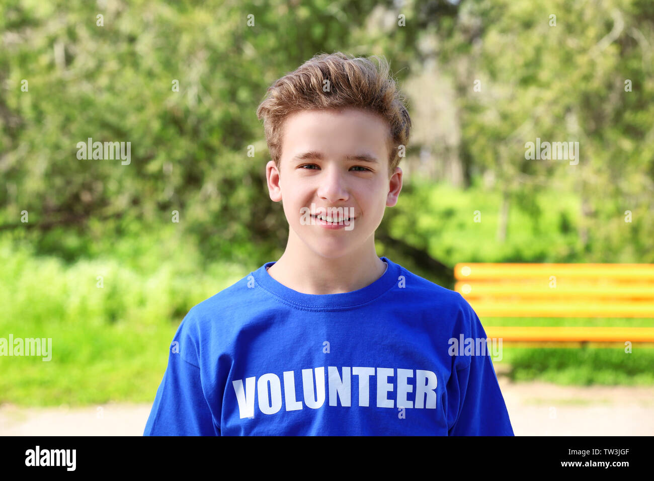 Teens volunteering hi-res stock photography and images - Alamy