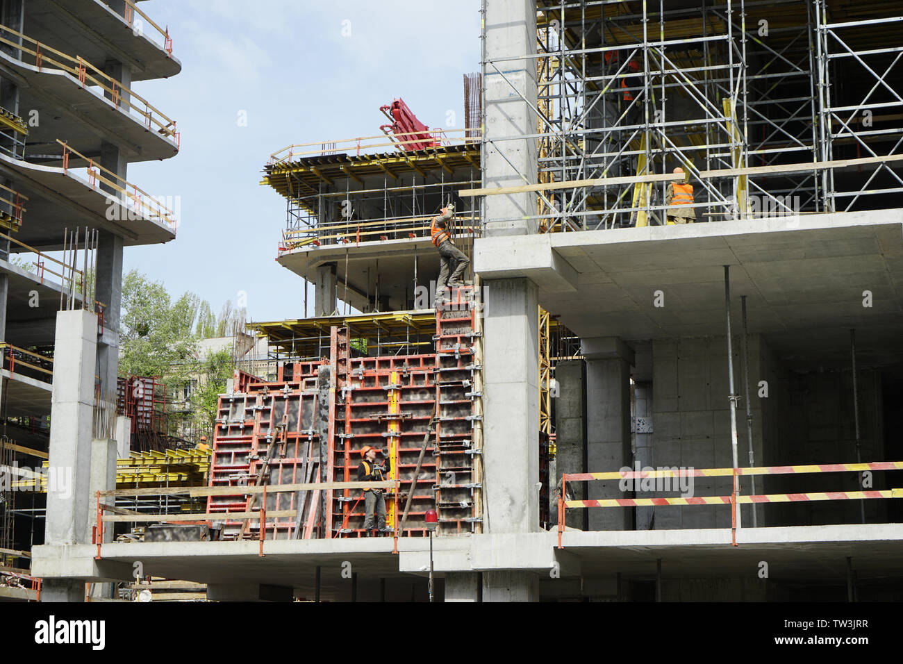 Construction of modern urban building Stock Photo - Alamy
