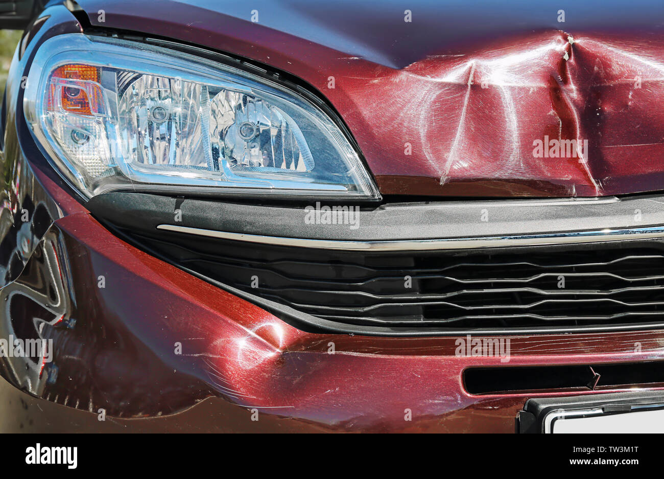 Smashed hood hi-res stock photography and images - Alamy
