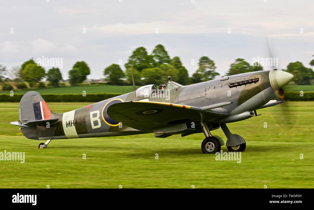 Old spitfire hi-res stock photography and images - Alamy