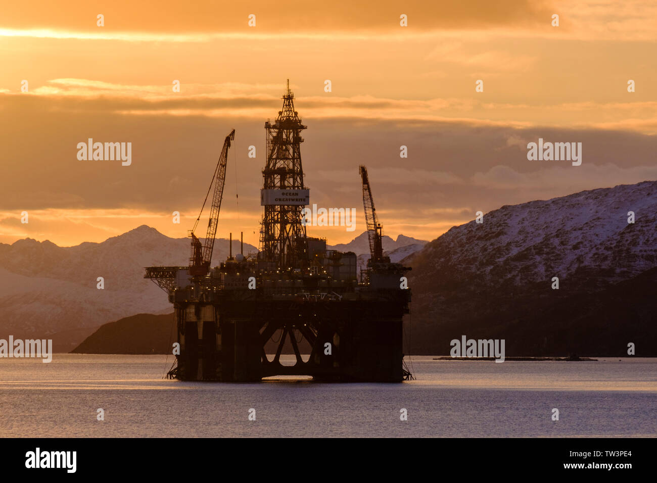Ocean GreatWhite, world's largest semi-submersible drilling rig in Loch ...