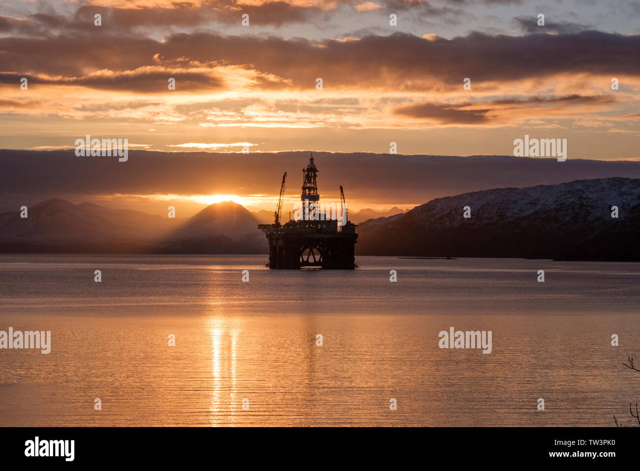 Offshore semi submersible oil drilling rig hi-res stock photography and ...