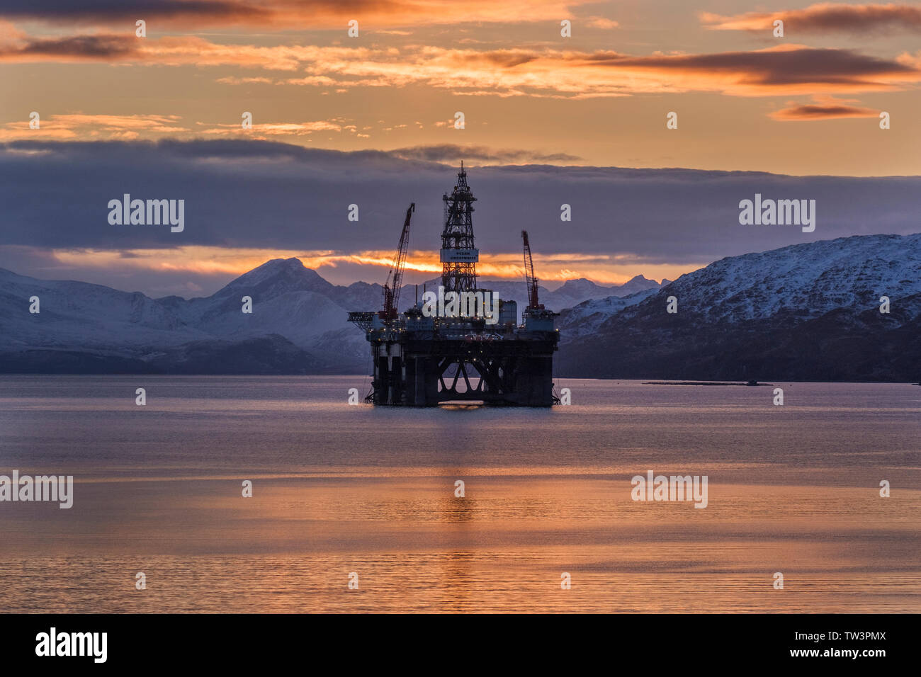 Ocean GreatWhite, world's largest semi-submersible drilling rig in Loch ...