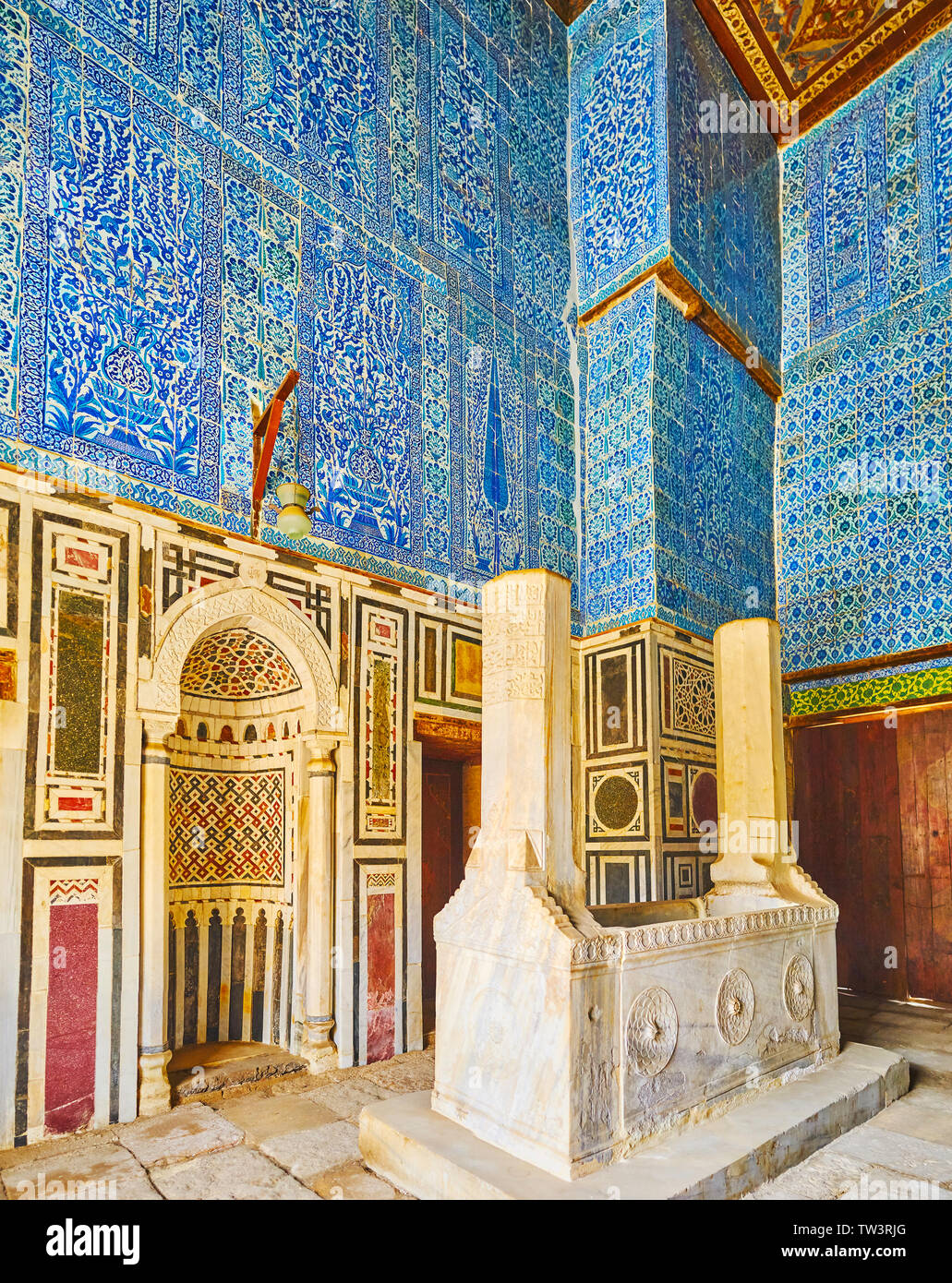 Blue mosque interior mihrab hi-res stock photography and images - Alamy