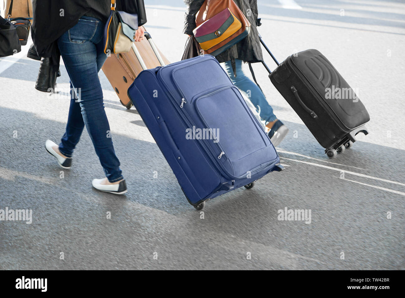 Women carrying suitcases hi-res stock photography and images - Alamy