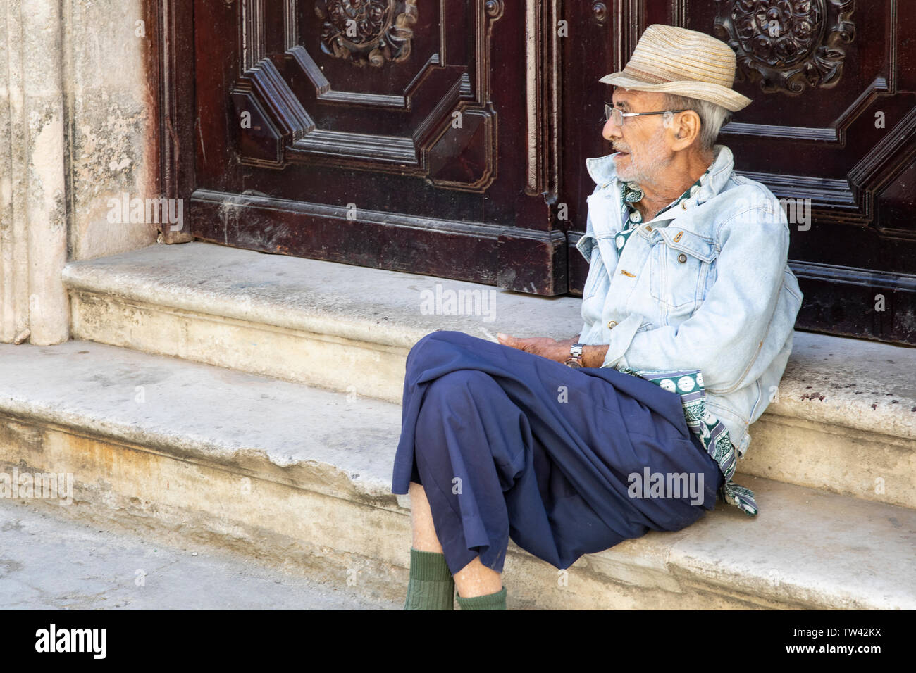 Cuban man sitting on step havana hi-res stock photography and images ...