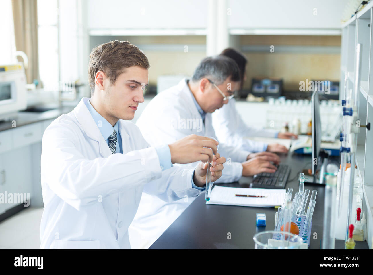 people doing chemical experiment in modern lab Stock Photo - Alamy