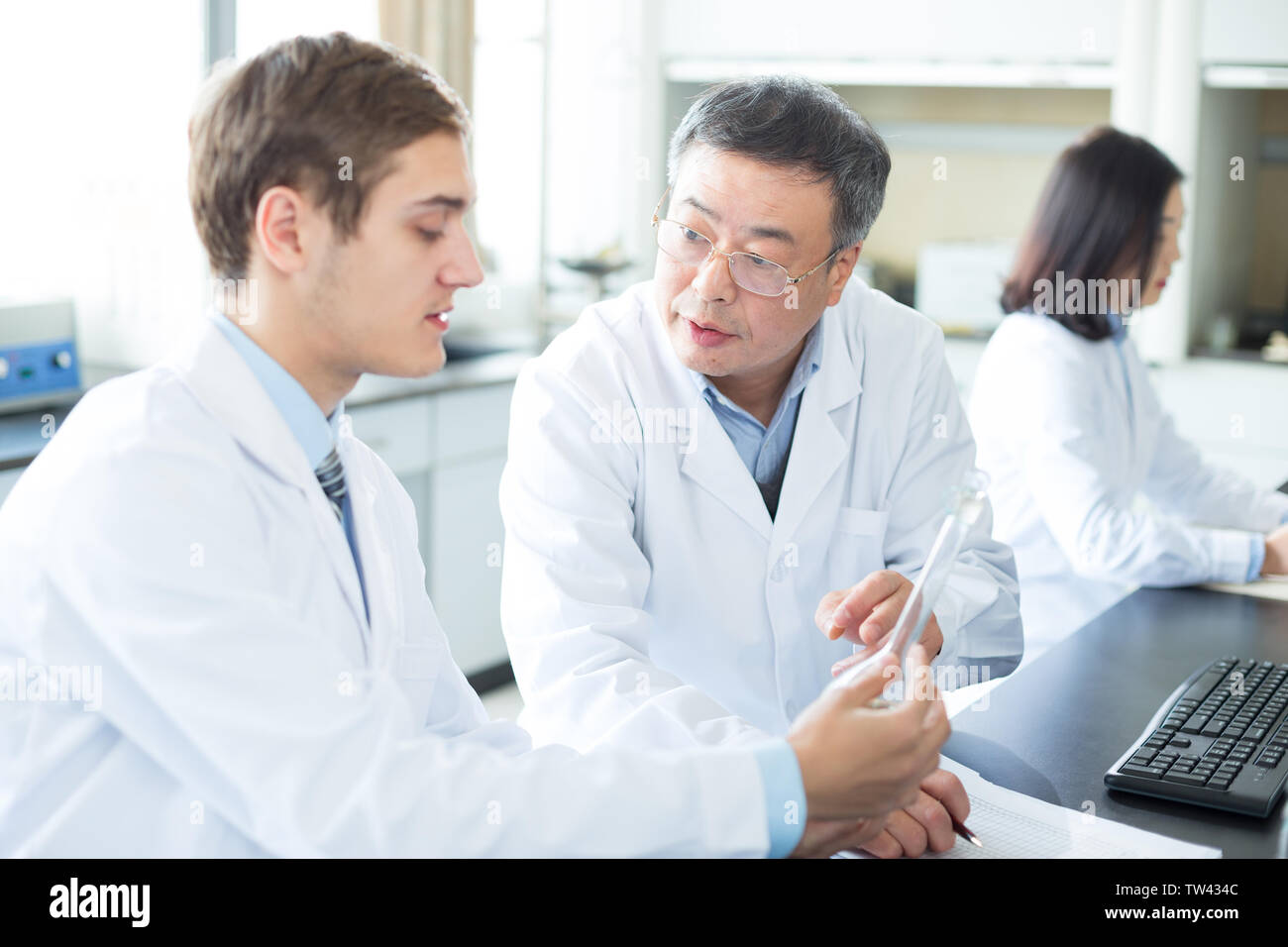 people doing chemical experiment in modern lab Stock Photo - Alamy