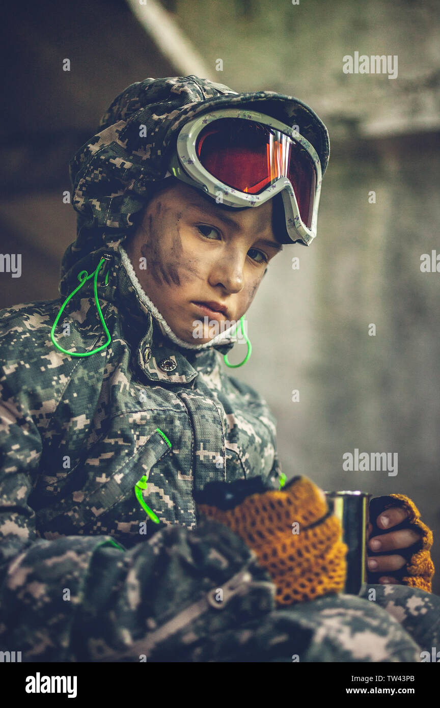 Female soldier silhouette hi-res stock photography and images - Alamy
