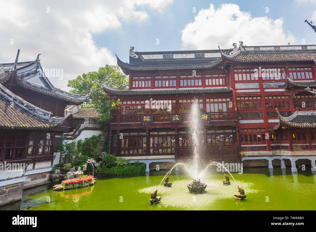 Jiuqu Bridge in Yuyuan, Shanghai Stock Photo - Alamy