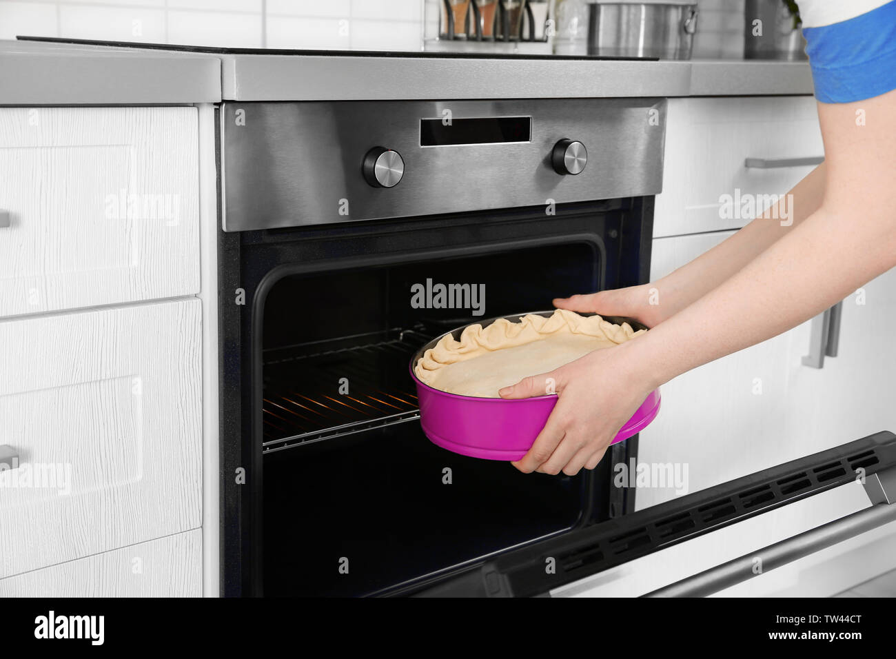 Woman putting baking dish hi-res stock photography and images - Alamy
