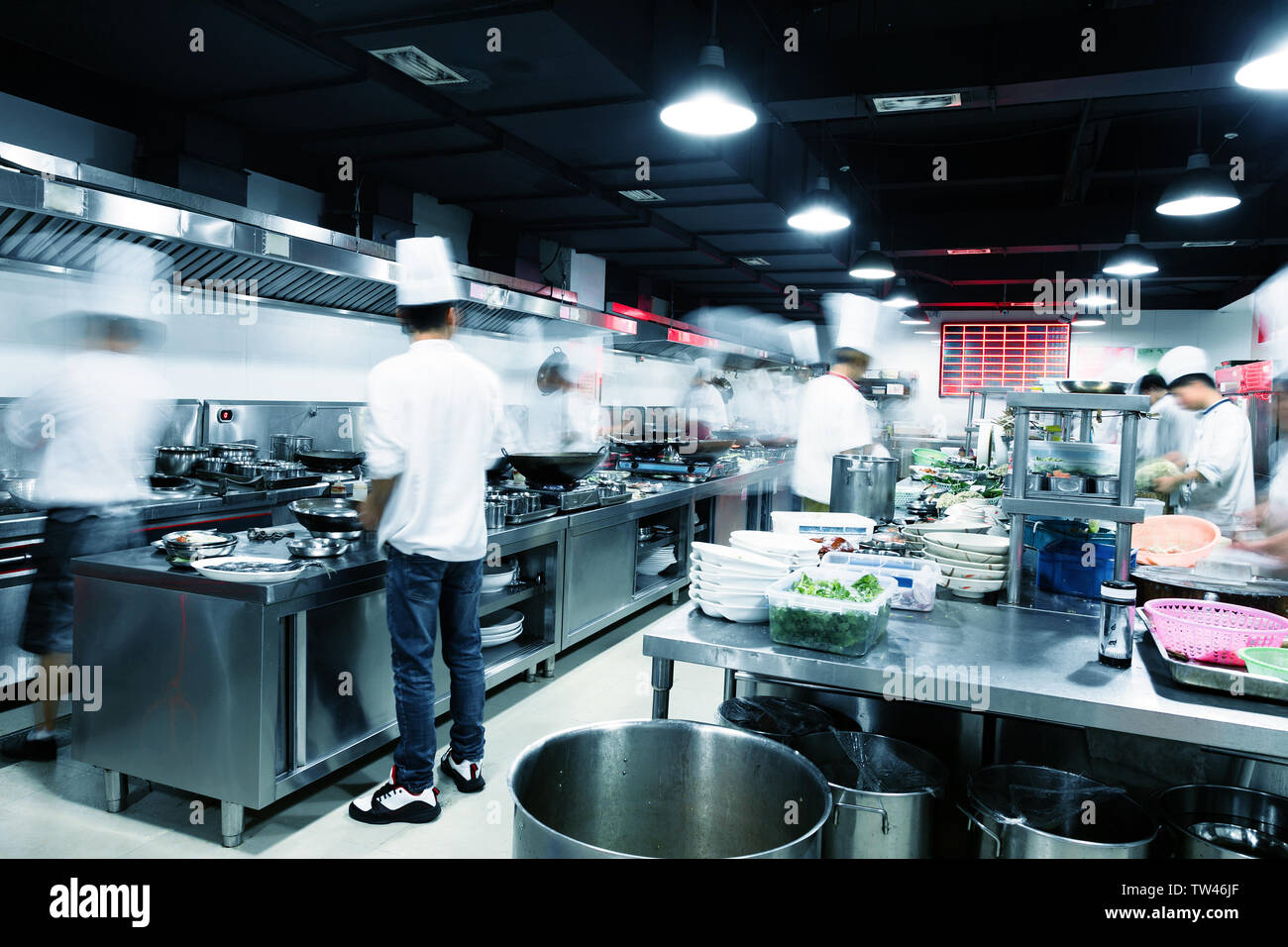 Chefs crowded in kitchen hi-res stock photography and images - Alamy
