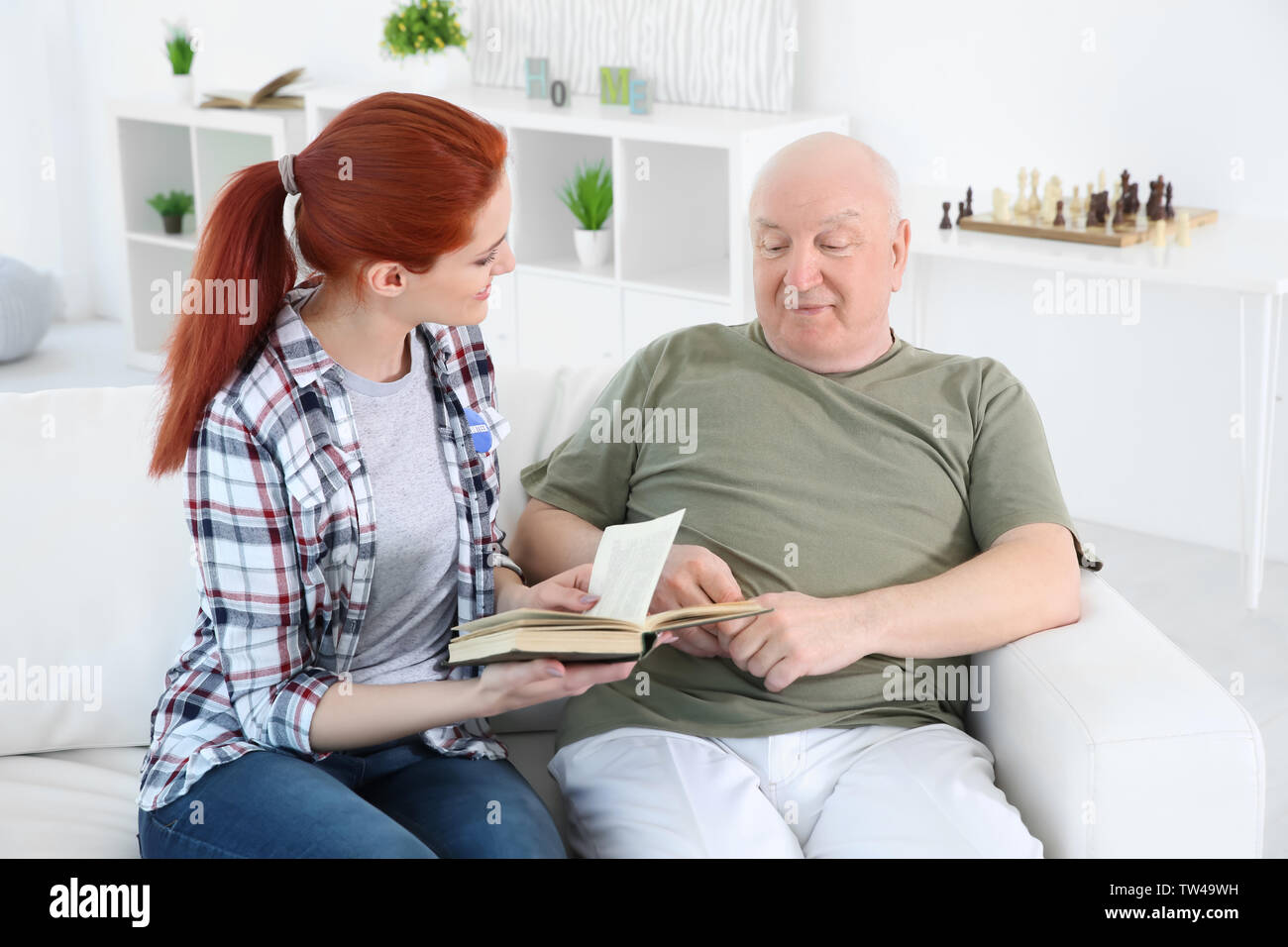 Volunteer reading hi-res stock photography and images - Alamy