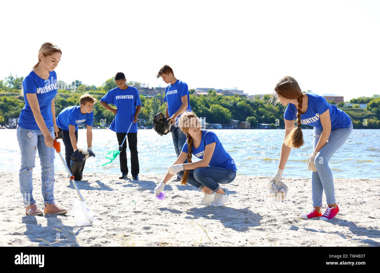 Teenager volunteering beach hi-res stock photography and images - Alamy