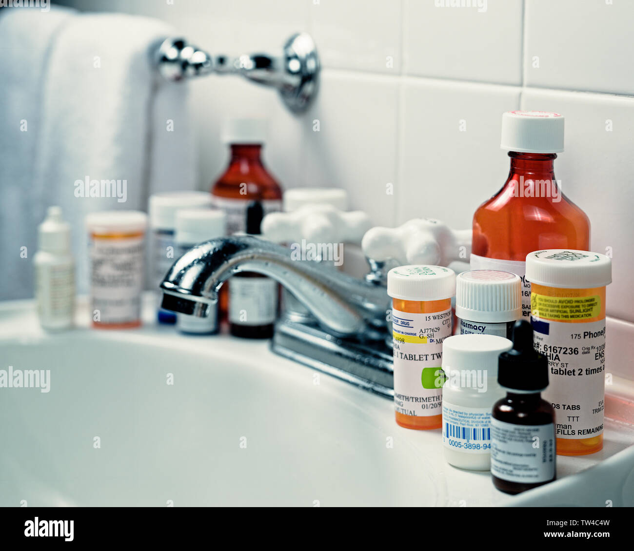 Opioid prescription bottles hi-res stock photography and images - Alamy