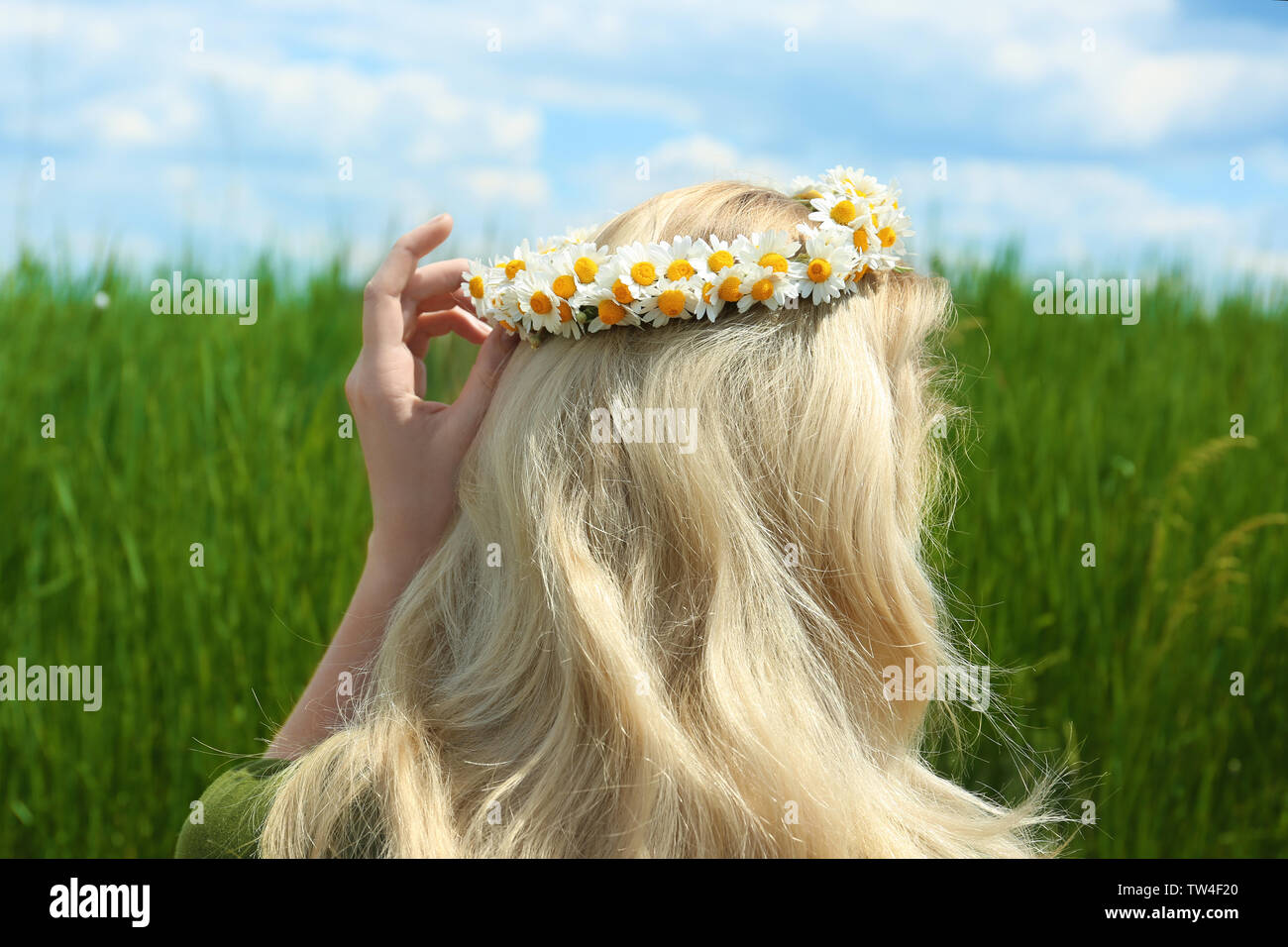 Beautiful young woman in chamomile hi-res stock photography and images ...