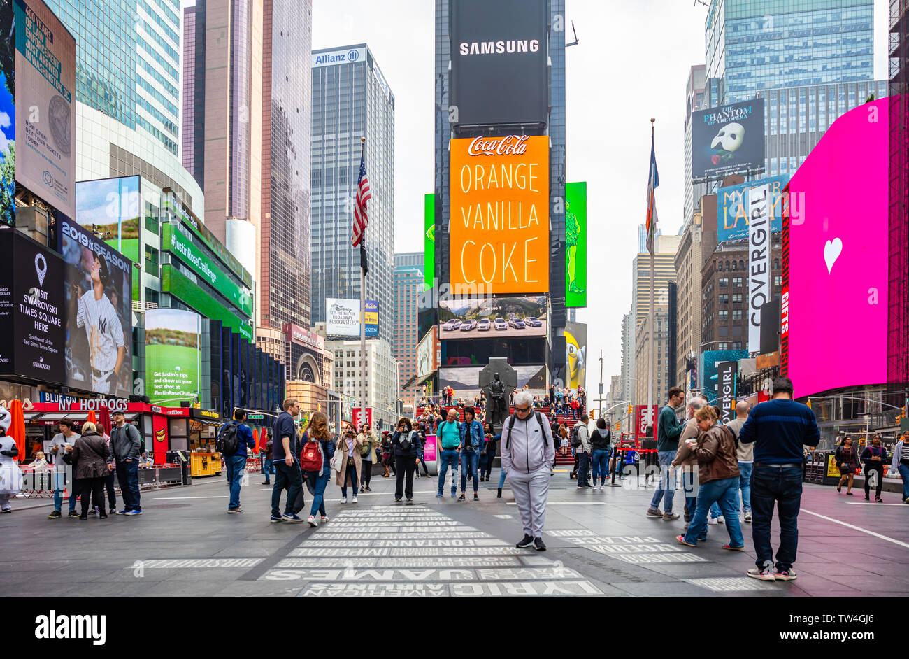 New york times square ads day hi-res stock photography and images - Alamy