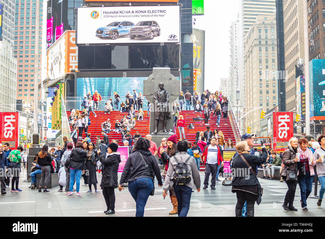 Times square stairs hi-res stock photography and images - Alamy