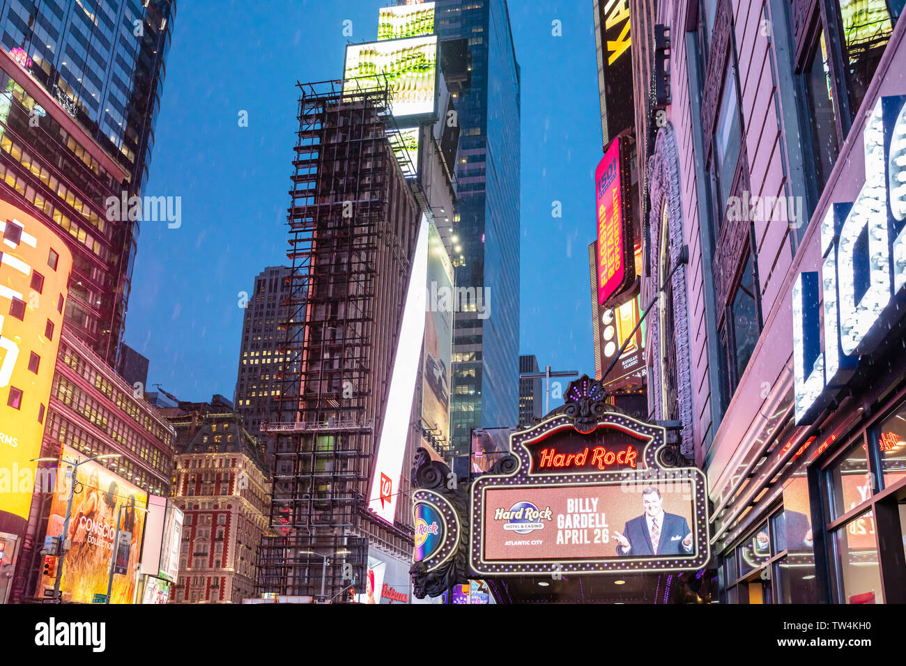 Neon signs buildings times square hi-res stock photography and images ...