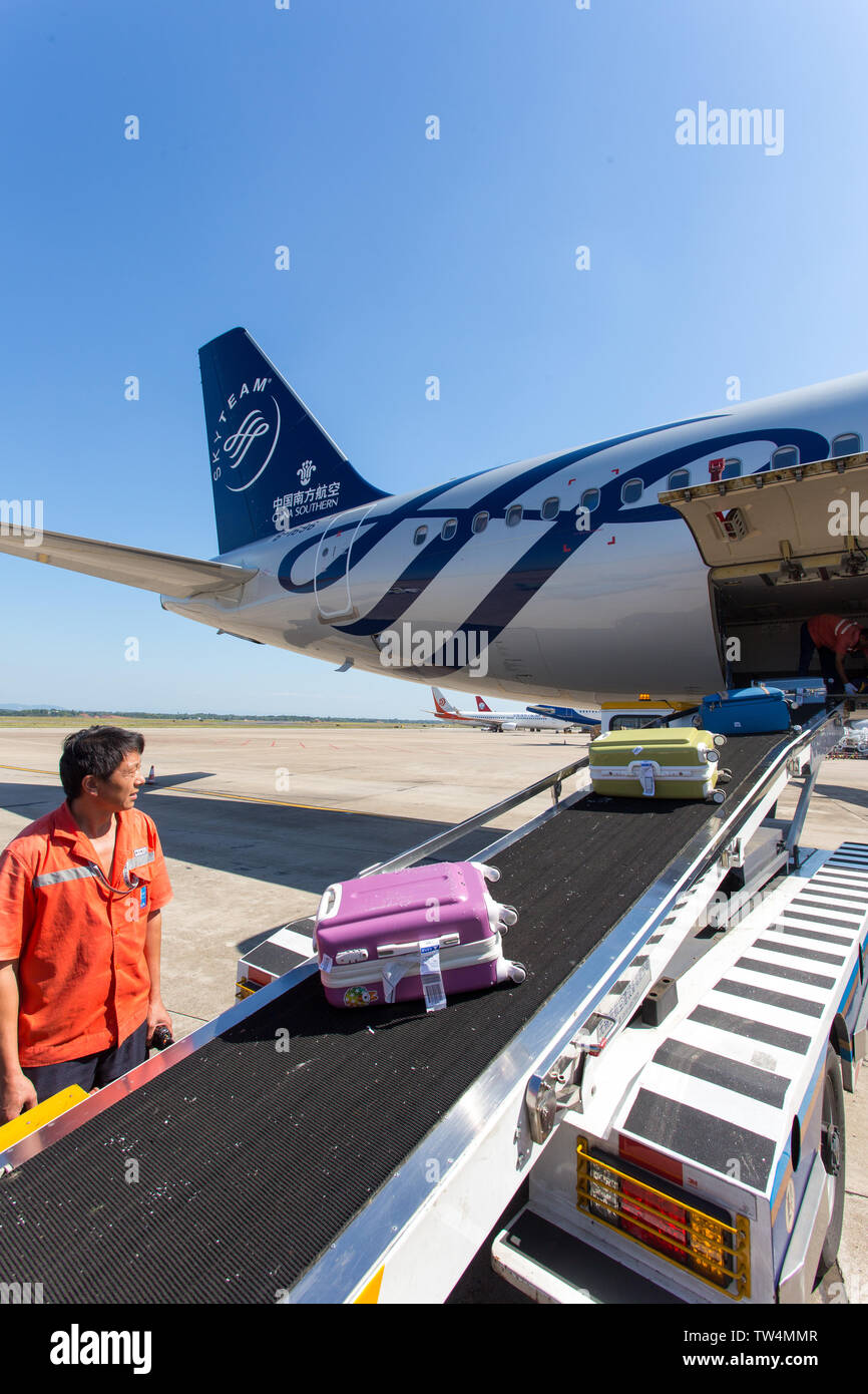 Southern Airlines, ground crew transporting checked baggage Stock Photo ...