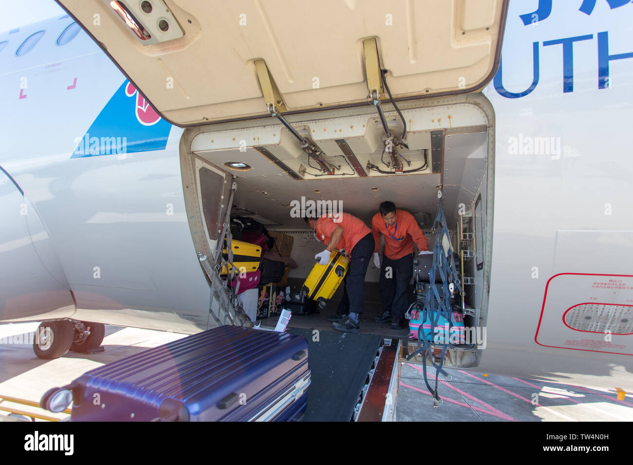 Southern Airlines, ground crew transporting checked baggage Stock Photo ...