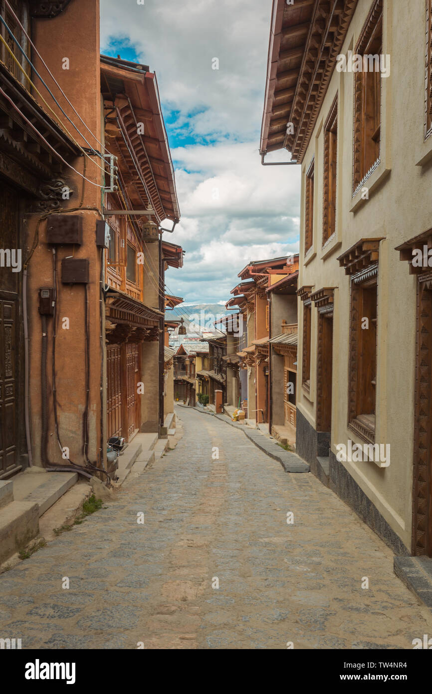 The ancient city of Dukezong, Shangri-La Stock Photo - Alamy