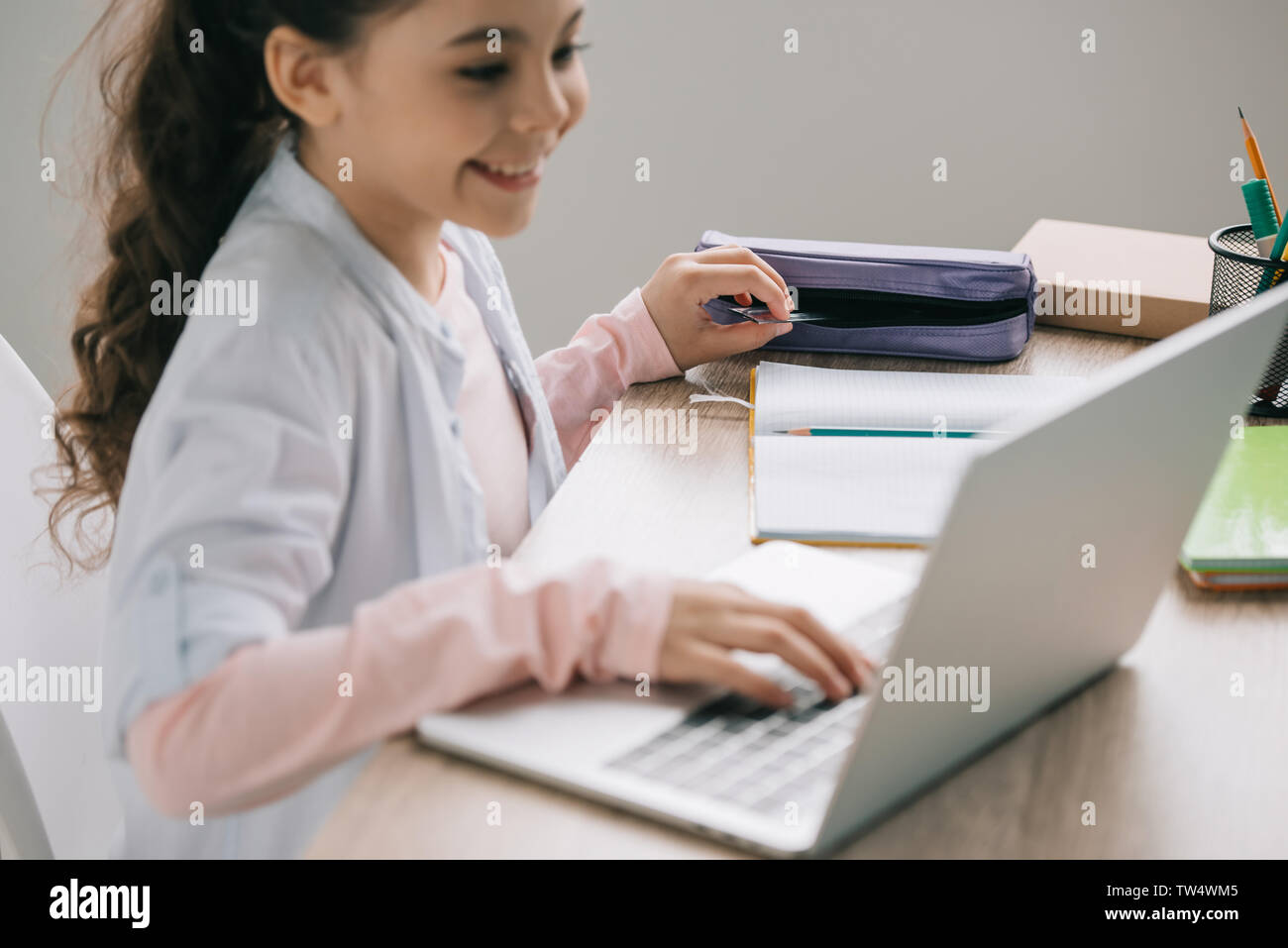 Child using ruler hi-res stock photography and images - Alamy
