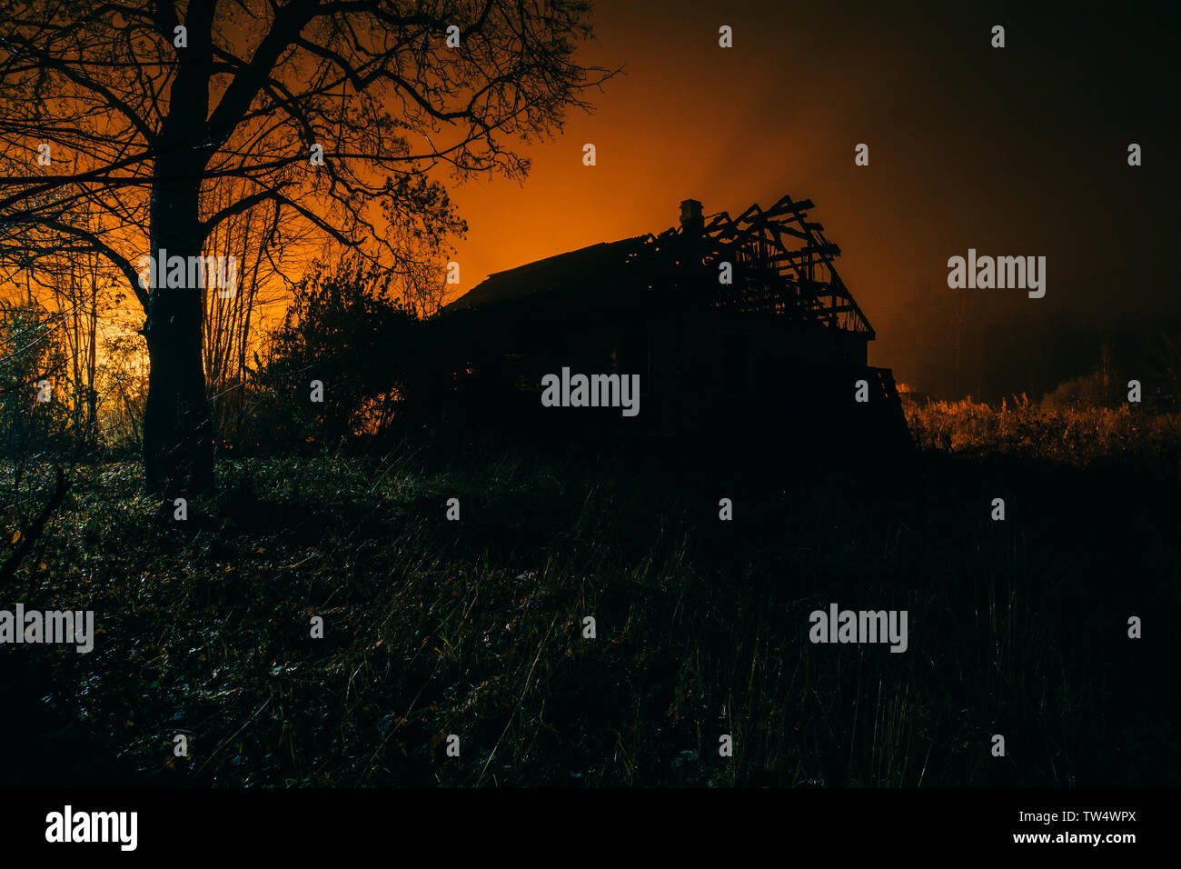 Old haunted mansion house broken hi-res stock photography and images ...