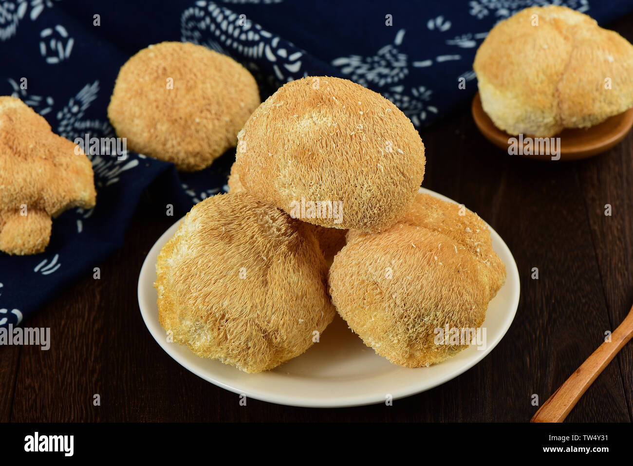 Monkey head mushrooms hi-res stock photography and images - Alamy