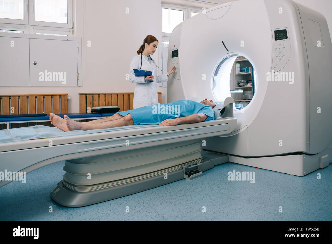 Radiographer hi-res stock photography and images - Alamy