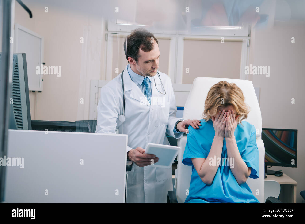 Doctor examination crying hi-res stock photography and images - Alamy