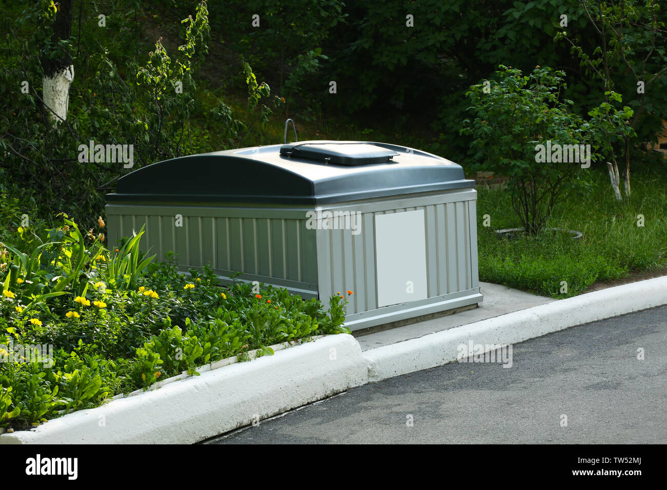 Trash container in park hi-res stock photography and images - Alamy