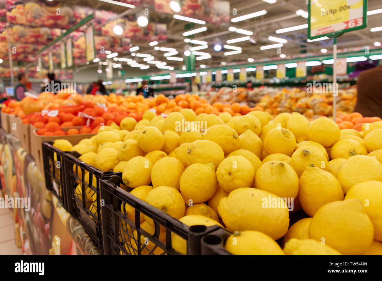 Crates with citrus fruits in a food store Stock Photo - Alamy