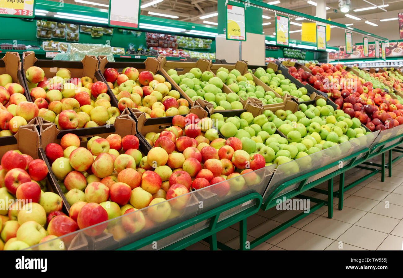Shelf with fruits in a food store Stock Photo - Alamy