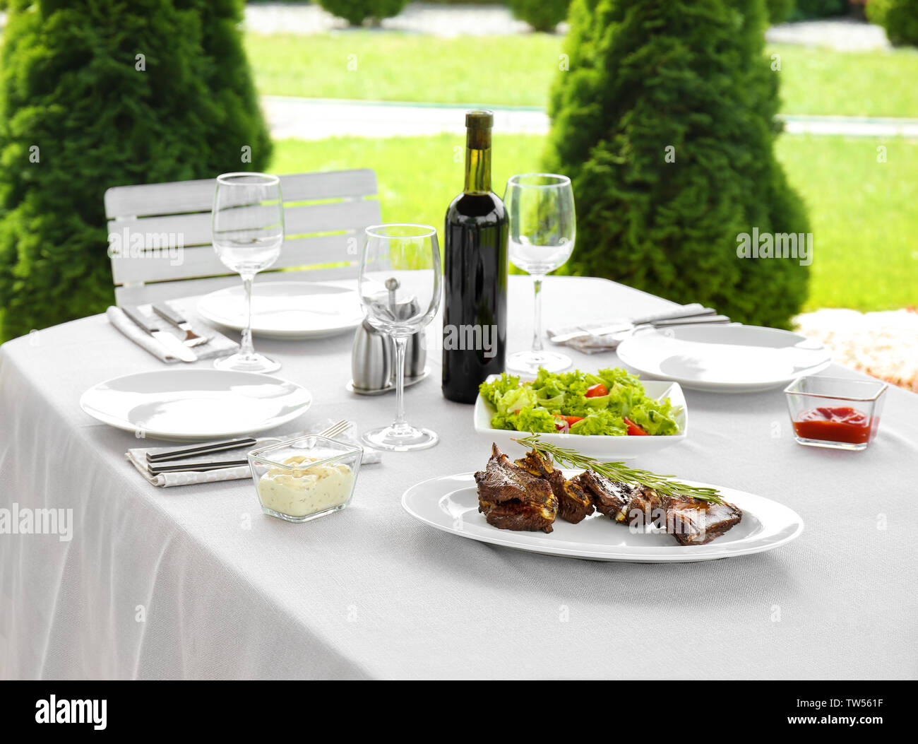 Bottle dinner drink picnic plate table hi-res stock photography and ...