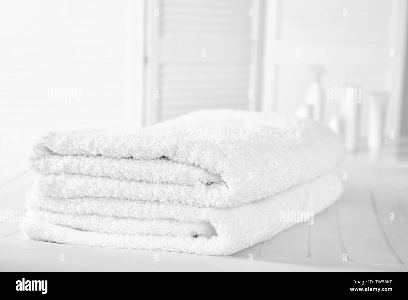 Clean white towels in bathroom Stock Photo - Alamy