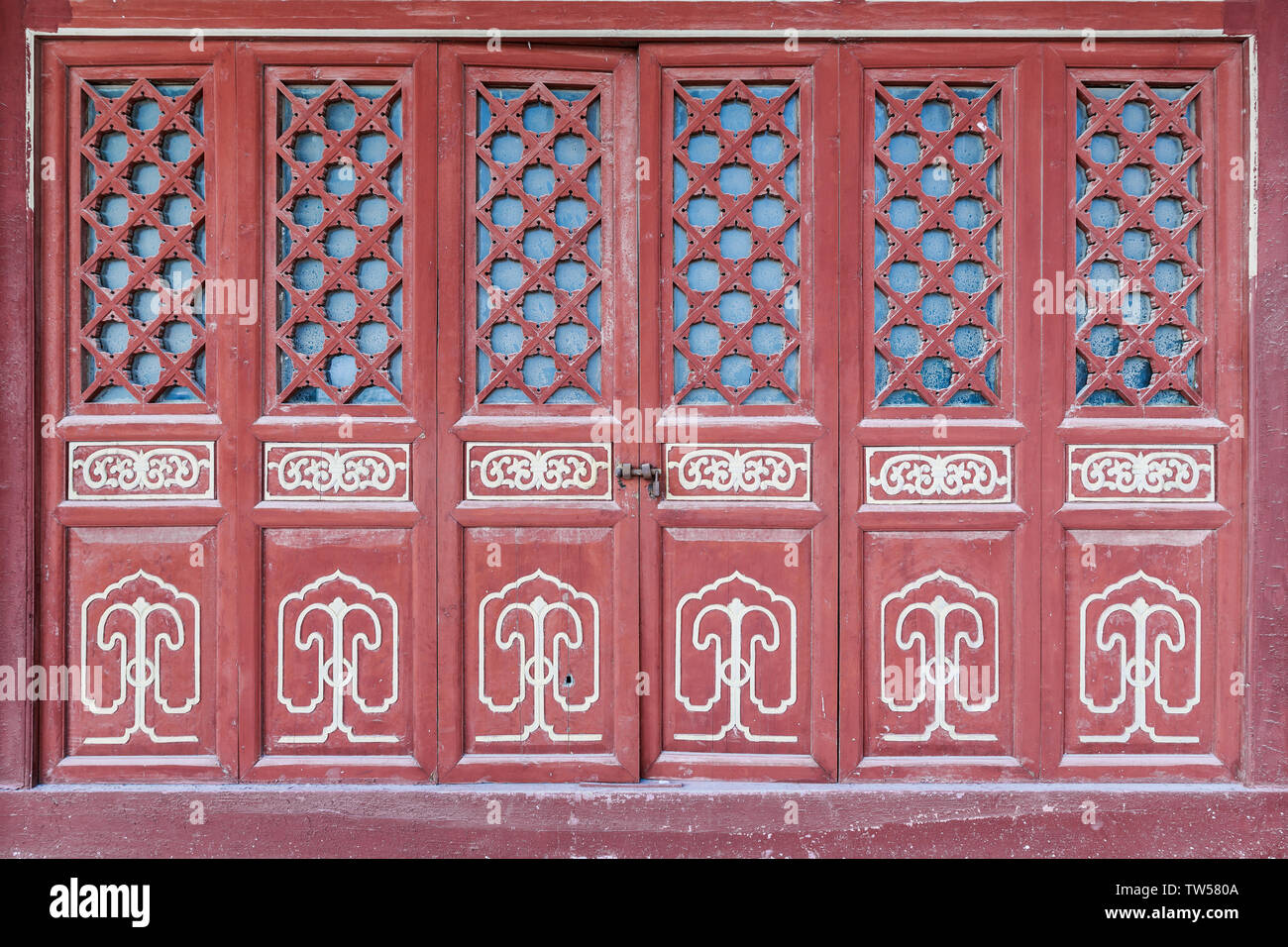 Chinese doors and windows Stock Photo - Alamy