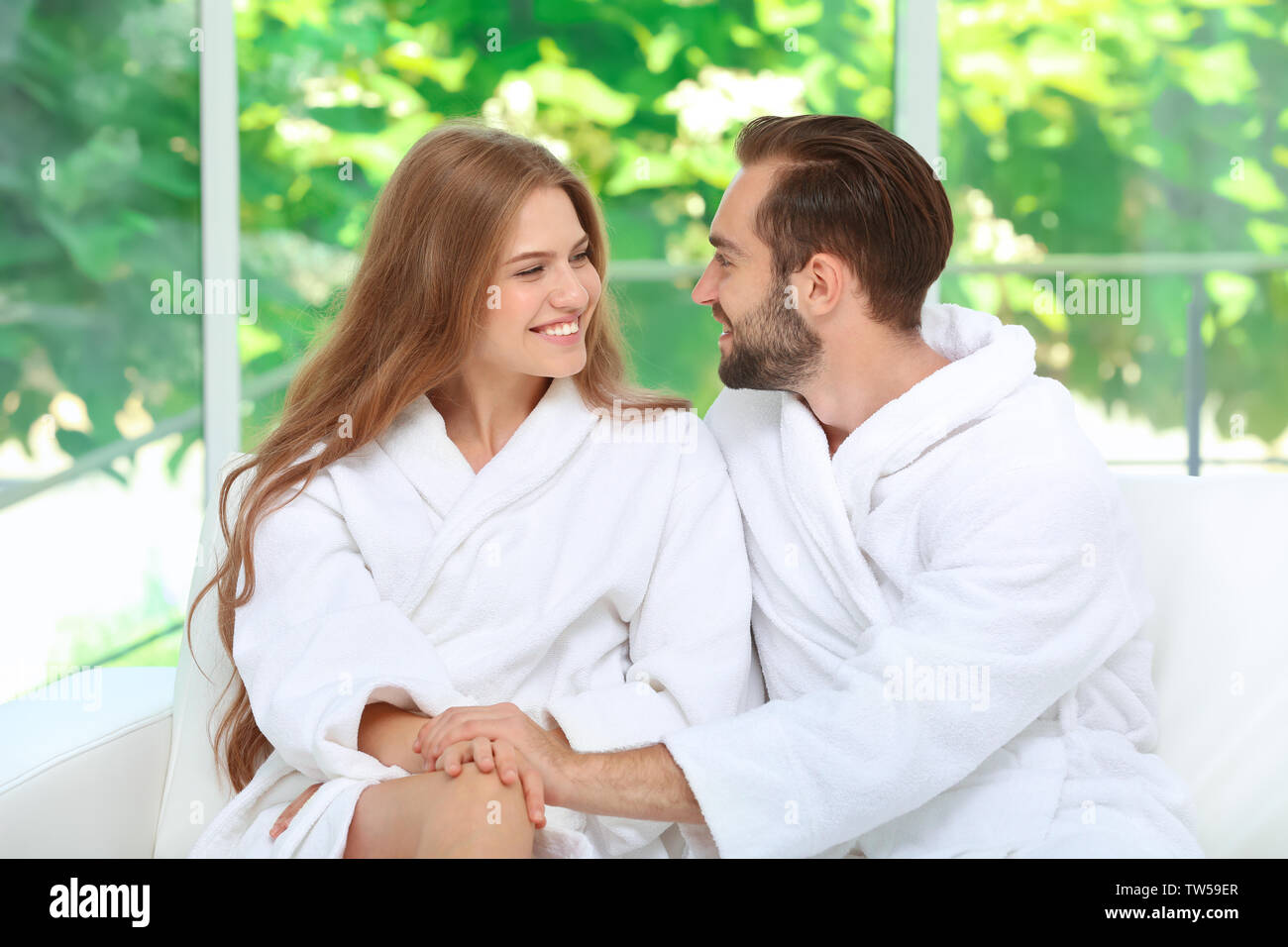 Young couple in bath at home hi-res stock photography and images - Alamy