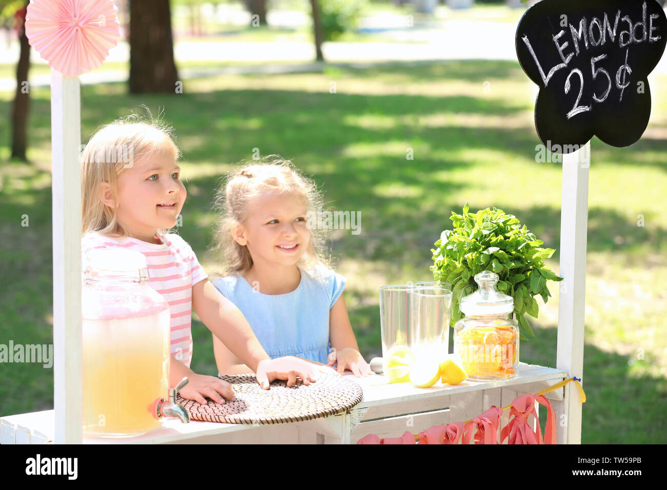 Lemonade stand girls hi-res stock photography and images - Alamy