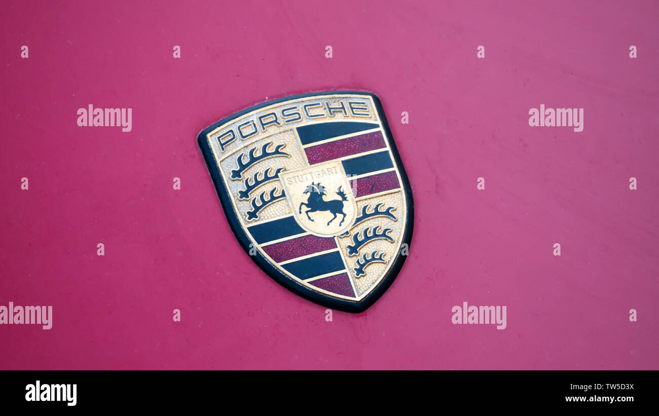 Porsche logo hi-res stock photography and images - Alamy