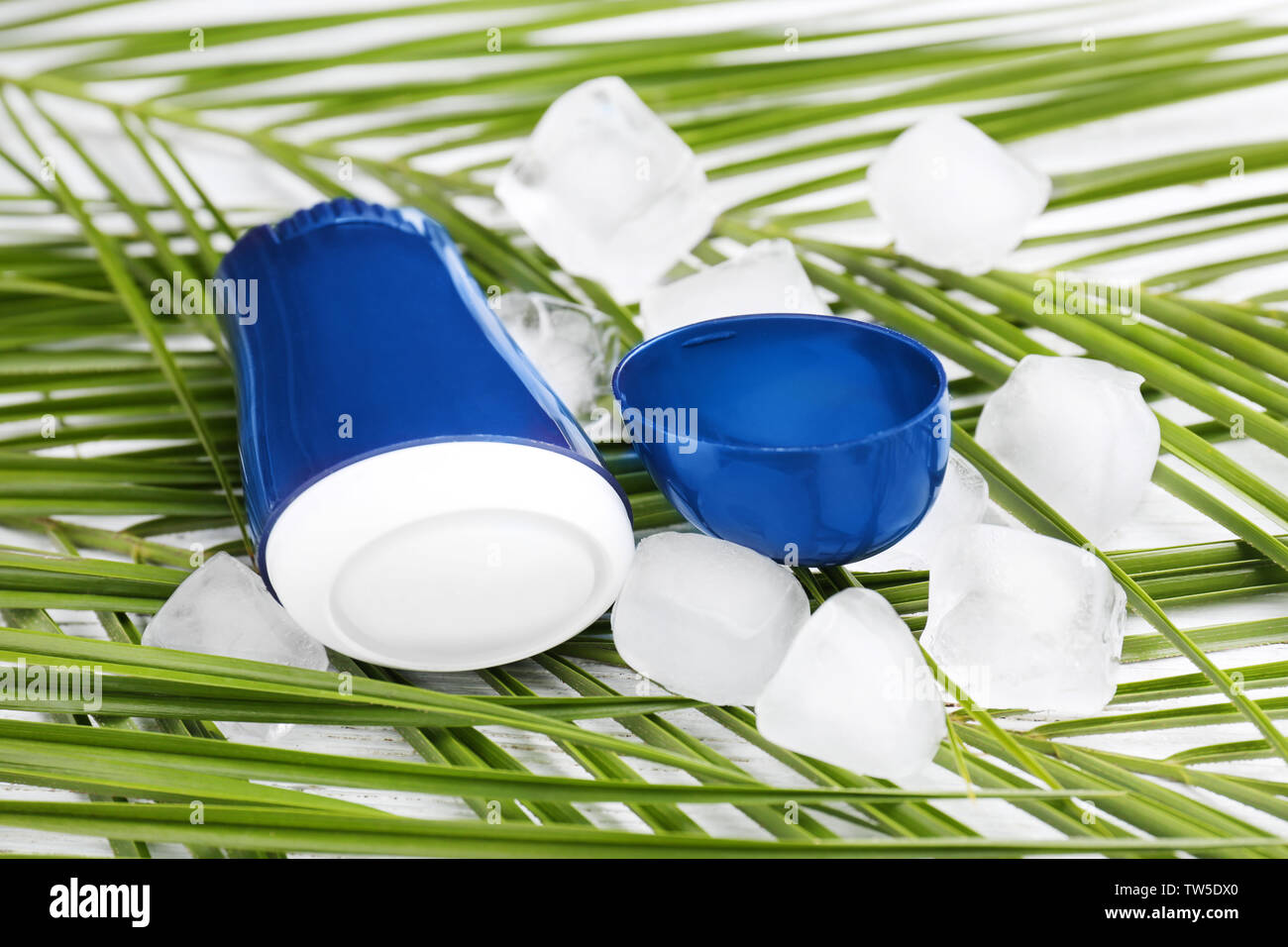 Ice cubes bath hi-res stock photography and images - Alamy
