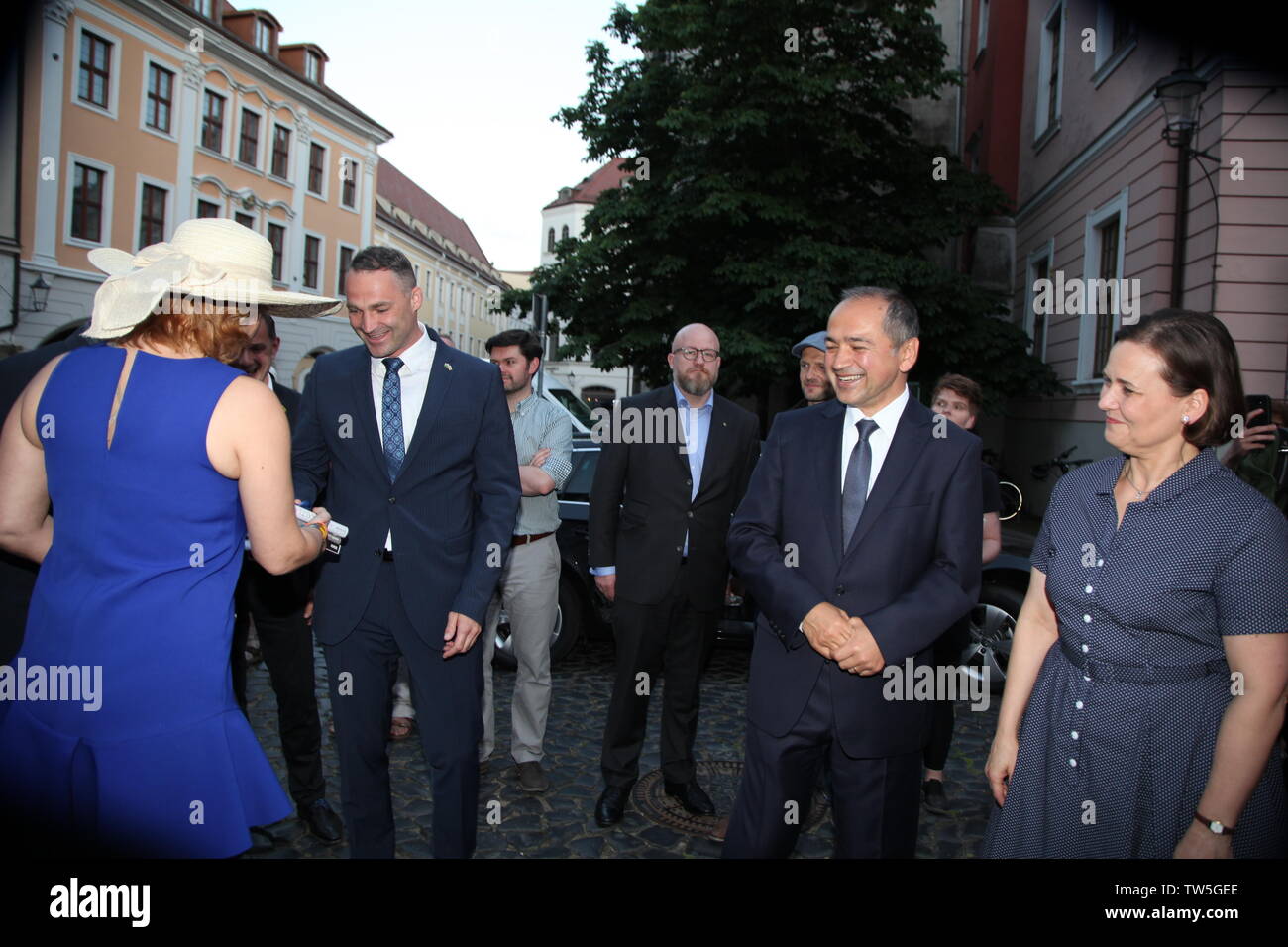 Görlitz Ssebastian Wippel AfD gratuliert dem Wahlsieger Octavian Ursu ...