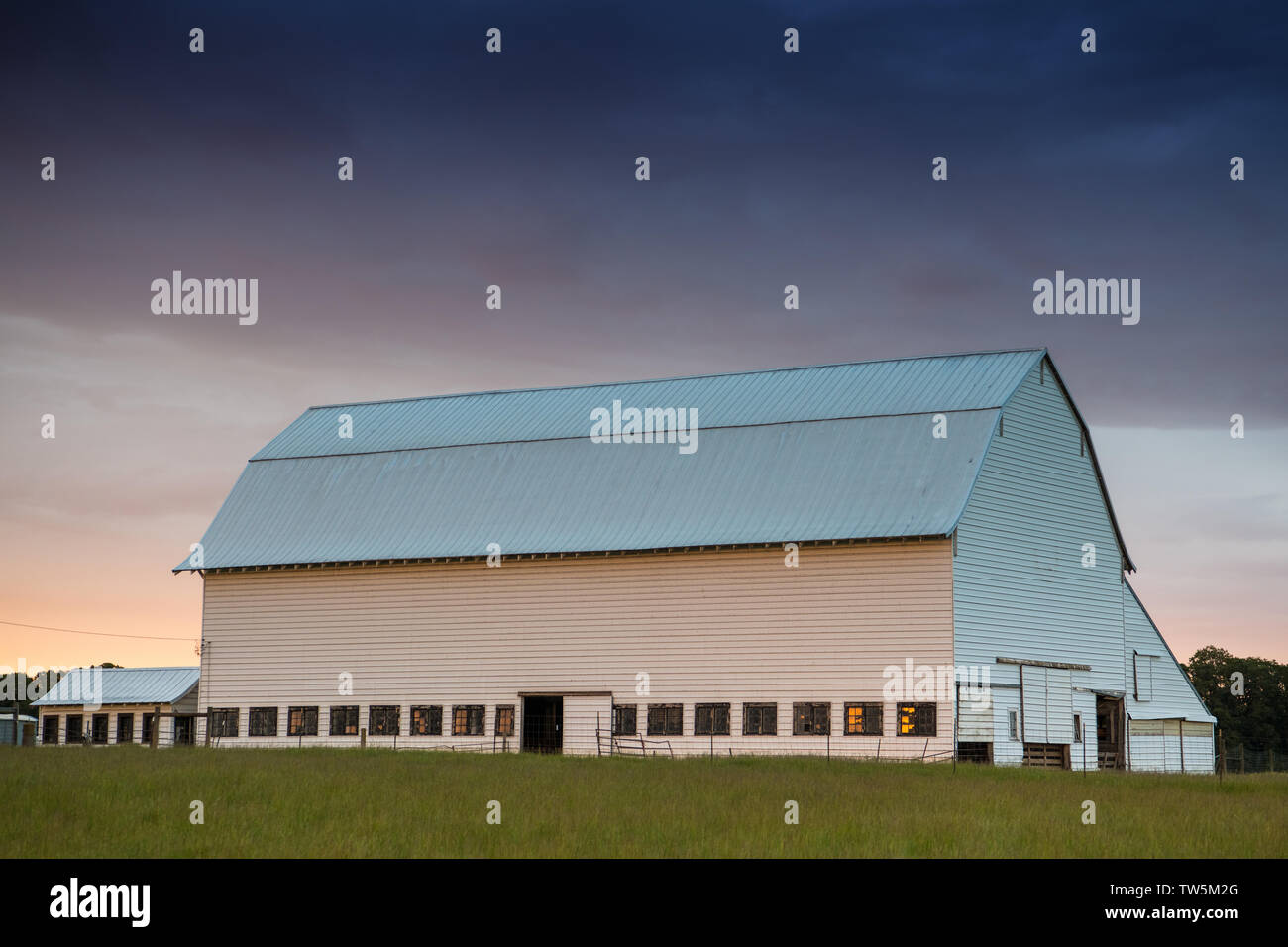 Barn with orange roof in field hi-res stock photography and images - Alamy