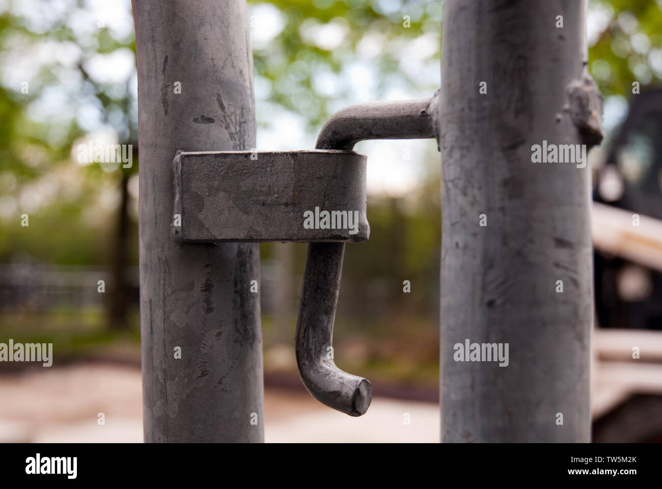 building site fence connection Stock Photo - Alamy