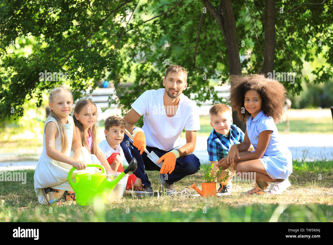 Children planting trees hi-res stock photography and images - Alamy
