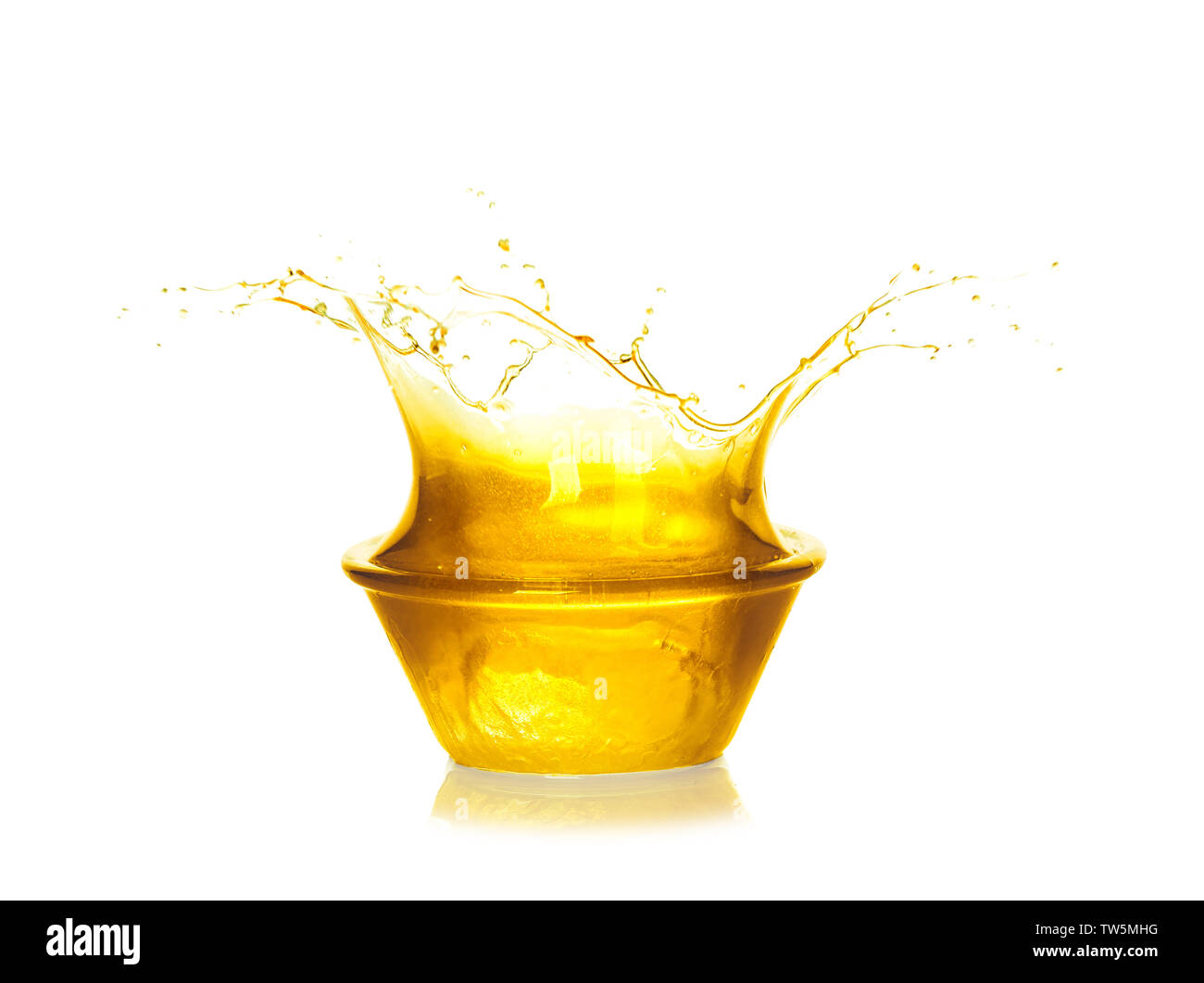 Cooking oil splashing from bowl, isolated on white Stock Photo - Alamy