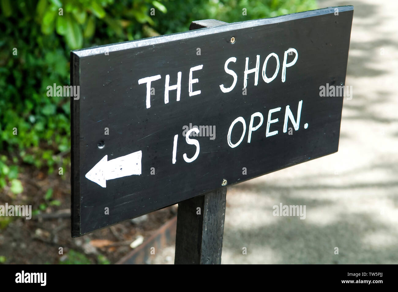 Handwritten sign telling people that the shop is open Stock Photo - Alamy
