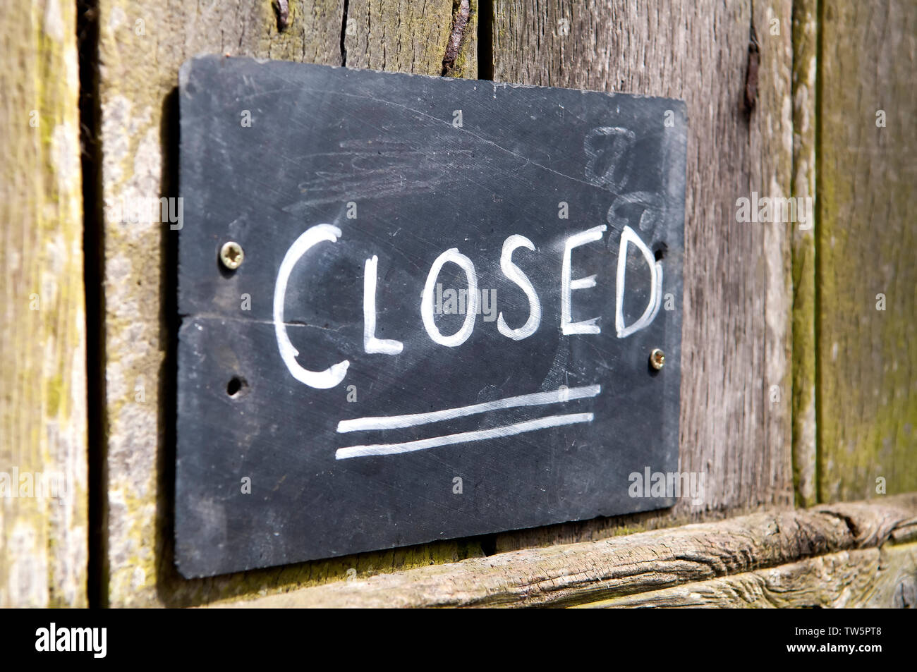 Handwritten sign warning that the area is closed Stock Photo - Alamy