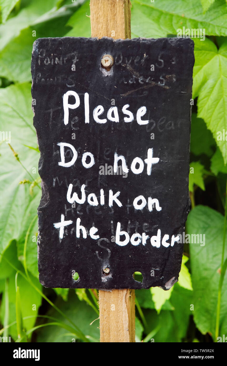 Handwritten sign, please do not walk on the border Stock Photo - Alamy