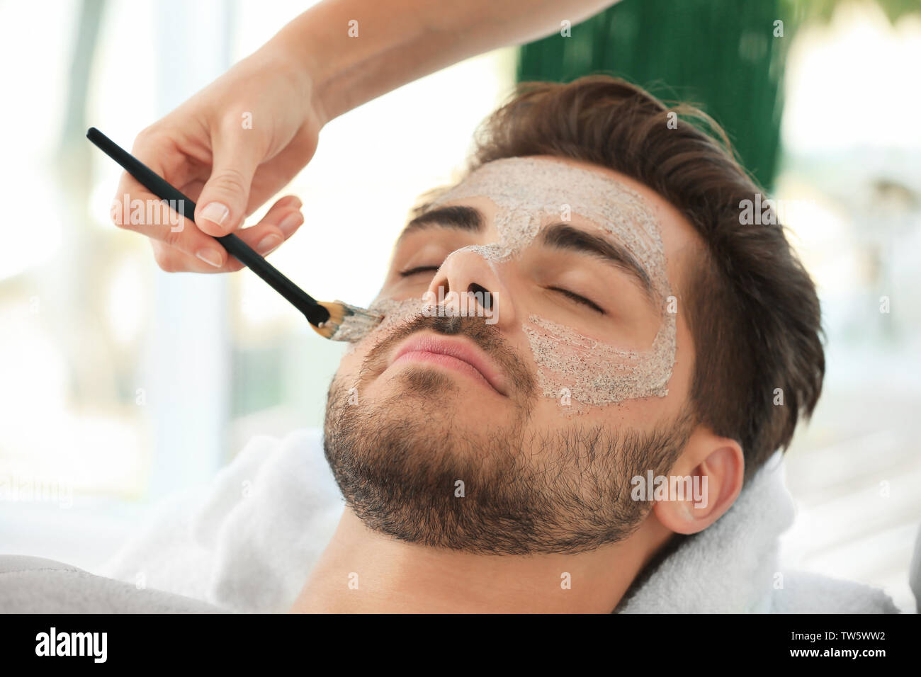 Beautician body scrub hi-res stock photography and images - Alamy